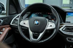White BMW X7 2019 in Kaunas, with an engine capacity of 3.00 L and mileage of 96 thousand km for 46950 €, photo 19 on AUTOMOTO.COM.LV