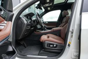 White BMW X7 2019 in Kaunas, with an engine capacity of 3.00 L and mileage of 96 thousand km for 46950 €, photo 29 on AUTOMOTO.COM.LV