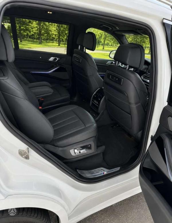 White BMW X7 2019 in Vilnius, with an engine capacity of 3.00 L and mileage of 134 thousand km for 49500 €, photo 5 on AUTOMOTO.COM.LV
