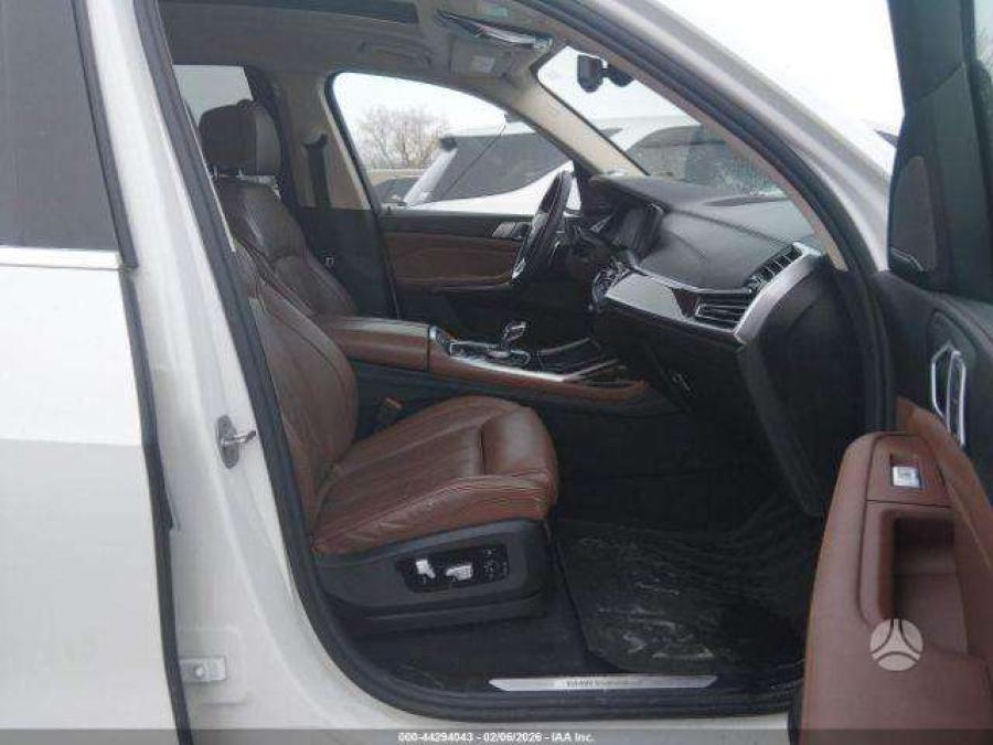 White BMW X7 2020 in Klaipeda, with an engine capacity of 3.00 L and mileage of 140 thousand km for 21300 €, photo 5 on AUTOMOTO.COM.LV