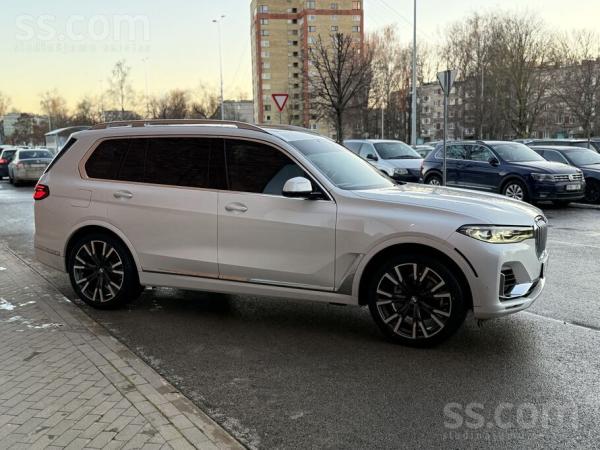 White BMW X7 2020 in Riga, with an engine capacity of 3.00 L and mileage of 92 thousand km for 59990 €, photo 3 on AUTOMOTO.COM.LV