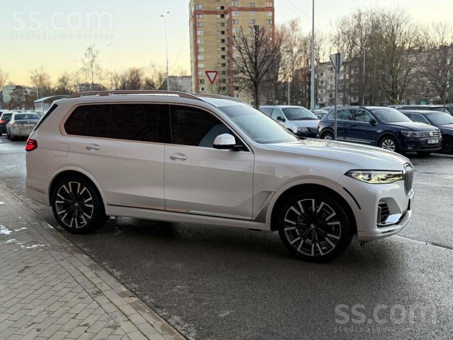 White BMW X7 2020 in Riga, with an engine capacity of 3.00 L and mileage of 92 thousand km for 59990 €, photo 4 on AUTOMOTO.COM.LV