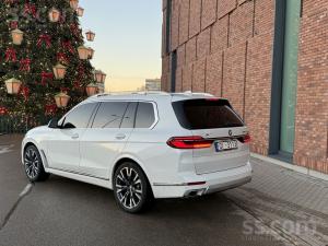 White BMW X7 2020 in Riga, with an engine capacity of 3.00 L and mileage of 92 thousand km for 59990 €, photo 5 on AUTOMOTO.COM.LV