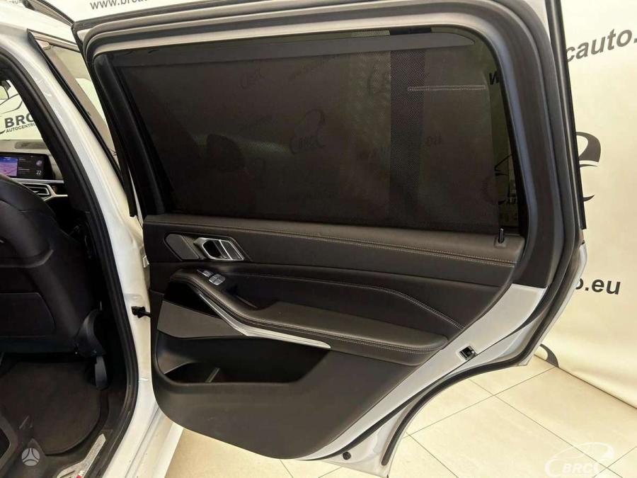 White BMW X7 2020 in Vilnius, with an engine capacity of 3.00 L and mileage of 156 thousand km for 47400 €, photo 9 on AUTOMOTO.COM.LV