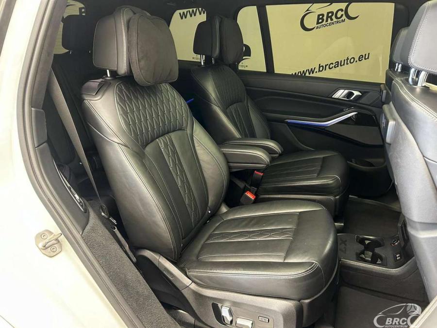 White BMW X7 2020 in Vilnius, with an engine capacity of 3.00 L and mileage of 156 thousand km for 47400 €, photo 13 on AUTOMOTO.COM.LV