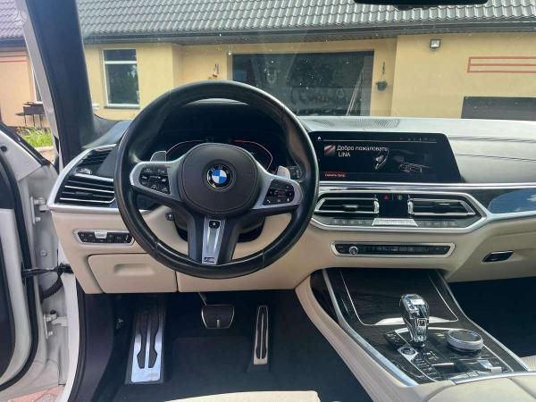 White BMW X7 2020 in Mazeikiai, with an engine capacity of 4.40 L and mileage of 132 thousand km for 61000 €, photo 2 on AUTOMOTO.COM.LV
