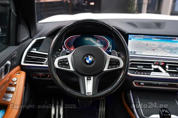 White BMW X7 2022 in Tallinn, with an engine capacity of 3.00 L and mileage of 110 thousand km for 69900 €, photo 11 on AUTOMOTO.COM.LV
