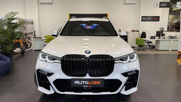 White BMW X7 2022 in Vilnius, with an engine capacity of 2.99 L and mileage of 109 thousand km for 59989 €, photo 1 on AUTOMOTO.COM.LV