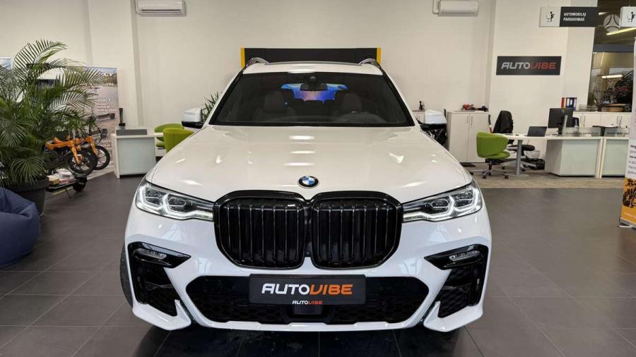 White BMW X7 2022 in Vilnius, with an engine capacity of 2.99 L and mileage of 109 thousand km for 59989 €, photo 1 on AUTOMOTO.COM.LV