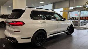 White BMW X7 2022 in Vilnius, with an engine capacity of 2.99 L and mileage of 109 thousand km for 59989 €, photo 3 on AUTOMOTO.COM.LV