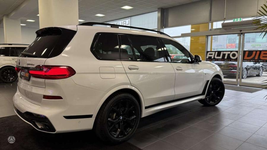White BMW X7 2022 in Vilnius, with an engine capacity of 2.99 L and mileage of 109 thousand km for 59989 €, photo 3 on AUTOMOTO.COM.LV