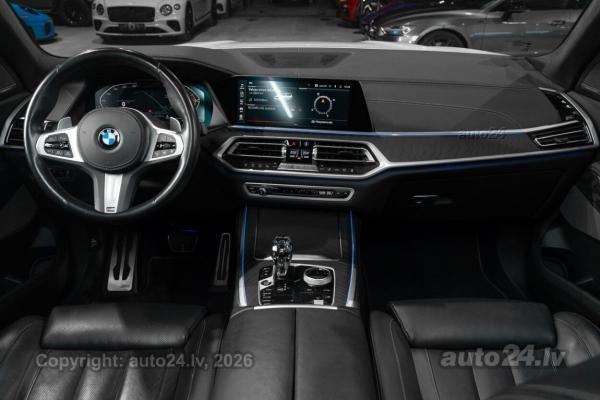 White BMW X7 2022 in Riga, with an engine capacity of 3.00 L and mileage of 52 thousand km for 77500 €, photo 11 on AUTOMOTO.COM.LV