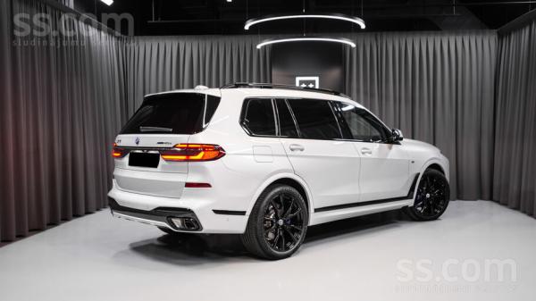 White BMW X7 2023 in Tukums, with an engine capacity of 3.00 L and mileage of 0 thousand km for 85555 €, photo 2 on AUTOMOTO.COM.LV