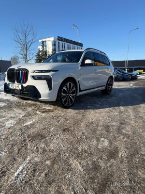 Balts BMW X7 2023 Tartu, ar dzinēja tilpumu 3.00 L un nobraukumu 91 tūkst. km par 84500 €, foto  vietnē AUTOMOTO.COM.LV