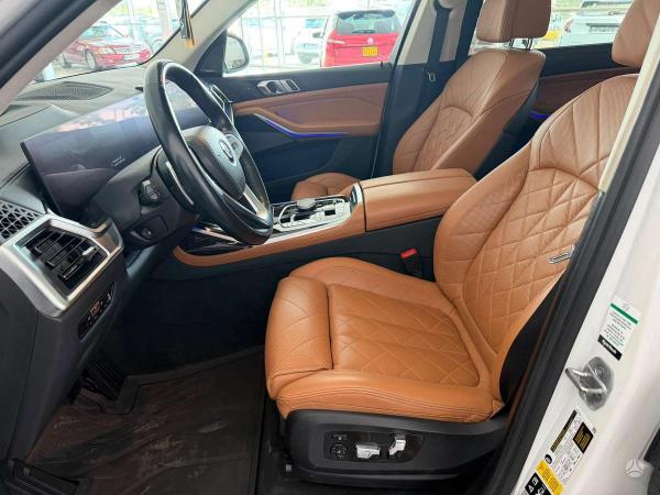 White BMW X7 2023 in Klaipeda, with an engine capacity of 3.00 L and mileage of 112 thousand km for 60000 €, photo 9 on AUTOMOTO.COM.LV