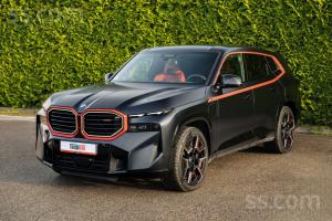 Melns BMW XM 2024 Rīga, ar dzinēja tilpumu 4.40 L un nobraukumu 54 tūkst. km par 135000 €, foto  vietnē AUTOMOTO.COM.LV