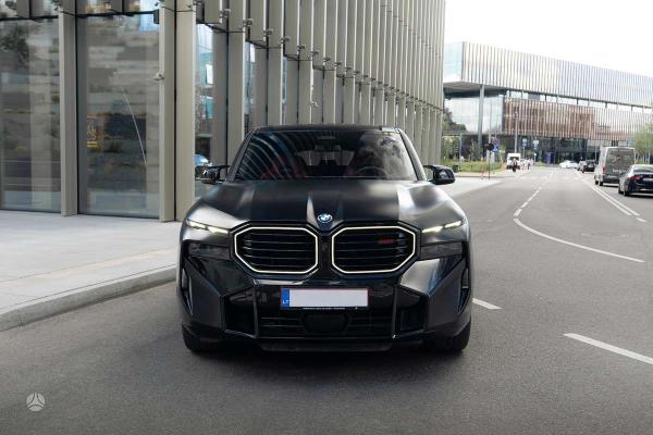 Black BMW XM 2024 in Vilnius, with an engine capacity of 4.40 L and mileage of 17 thousand km for 123000 €, photo 2 on AUTOMOTO.COM.LV
