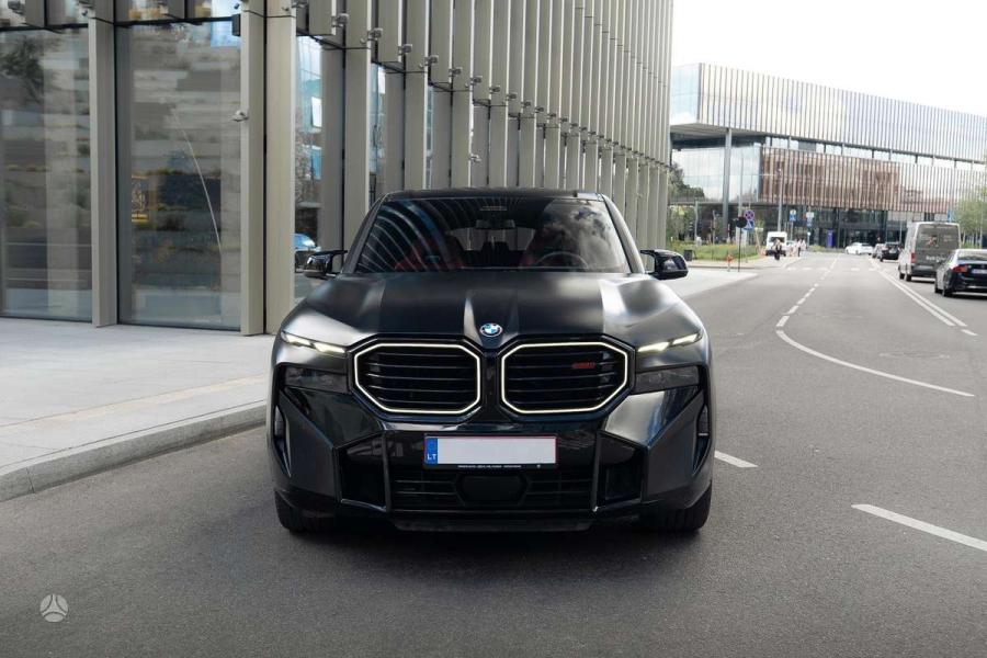 Black BMW XM 2024 in Vilnius, with an engine capacity of 4.40 L and mileage of 17 thousand km for 123000 €, photo 3 on AUTOMOTO.COM.LV