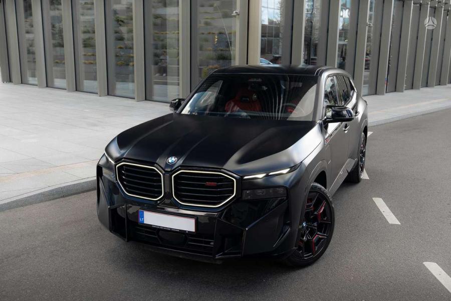 Black BMW XM 2024 in Vilnius, with an engine capacity of 4.40 L and mileage of 17 thousand km for 123000 €, photo 5 on AUTOMOTO.COM.LV