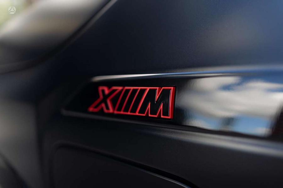 Black BMW XM 2024 in Vilnius, with an engine capacity of 4.40 L and mileage of 17 thousand km for 123000 €, photo 9 on AUTOMOTO.COM.LV