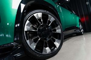 Green BMW XM 2023 in Vilnius, with an engine capacity of 4.40 L and mileage of 29 thousand km for 117999 €, photo 10 on AUTOMOTO.COM.LV