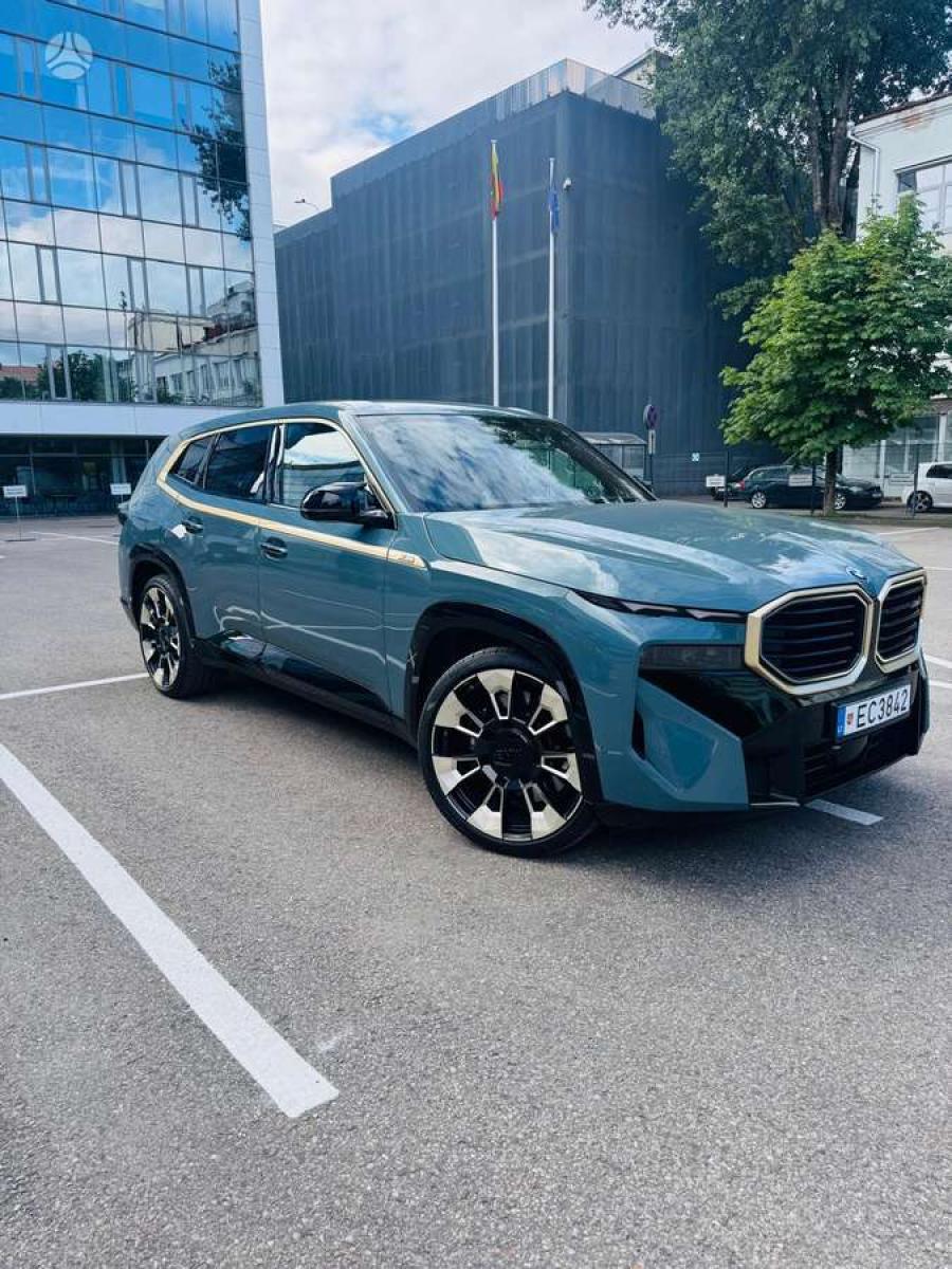 Green BMW XM 2023 in Vilnius, with an engine capacity of 4.40 L and mileage of 43 thousand km for 114500 €, photo 1 on AUTOMOTO.COM.LV
