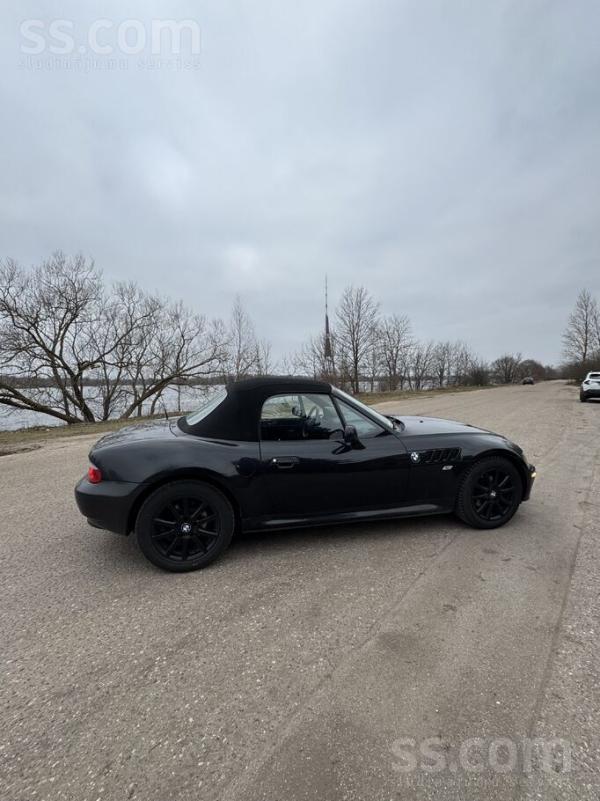 Black BMW Z3 2000 in Riga, with an engine capacity of 1.90 L and mileage of 219 thousand km for 6500 €, photo 5 on AUTOMOTO.COM.LV