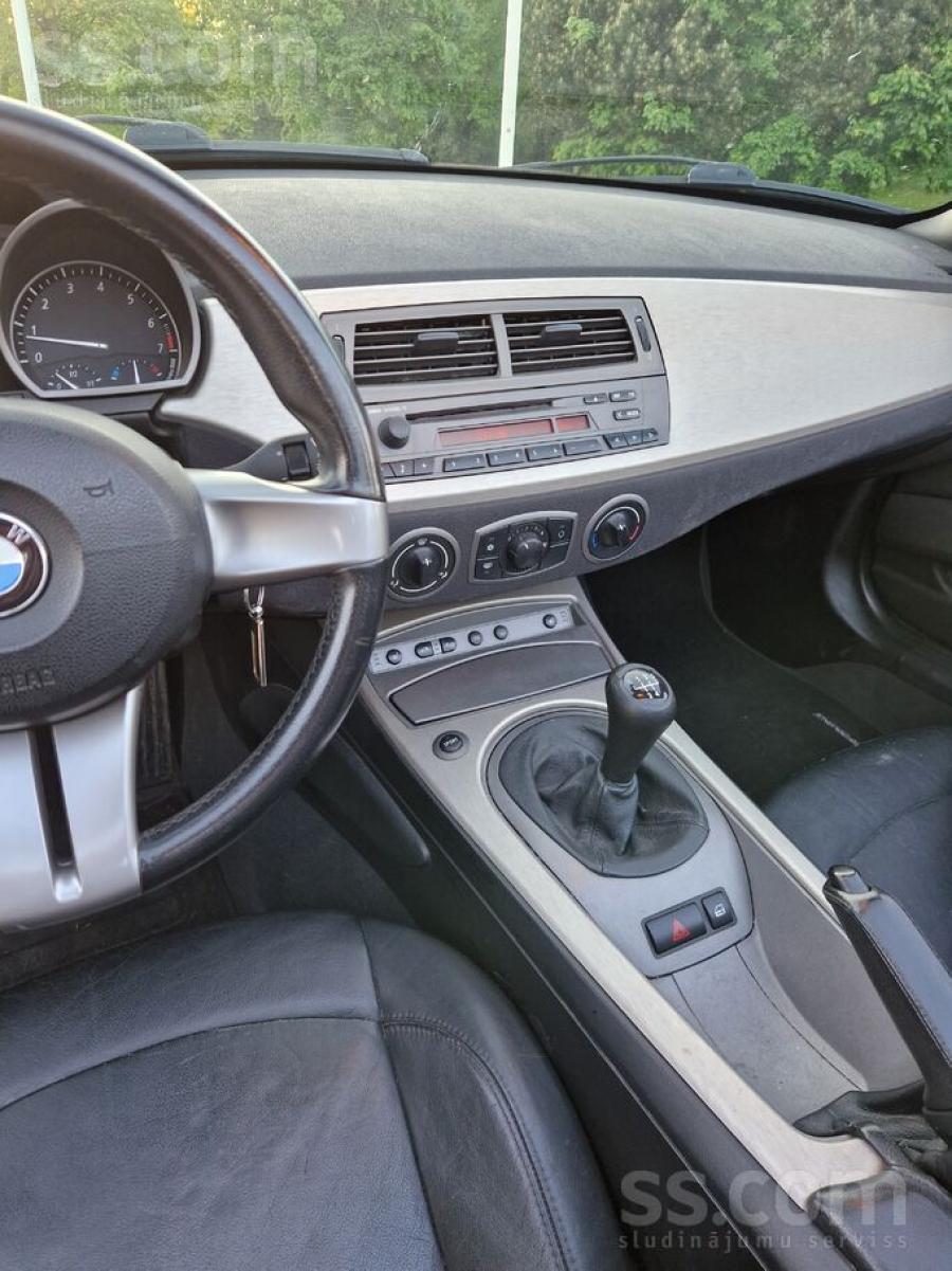 Black BMW Z4 2004 in Liepaja, with an engine capacity of 2.50 L and mileage of 172 thousand km for 8490 €, photo 7 on AUTOMOTO.COM.LV