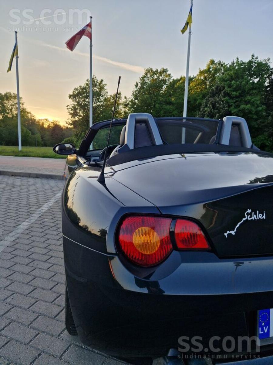 Black BMW Z4 2004 in Liepaja, with an engine capacity of 2.50 L and mileage of 172 thousand km for 8490 €, photo 8 on AUTOMOTO.COM.LV