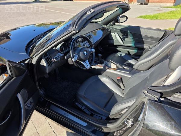 Black BMW Z4 2004 in Dobele, with an engine capacity of 2.20 L and mileage of 312 thousand km for 7300 €, photo 8 on AUTOMOTO.COM.LV