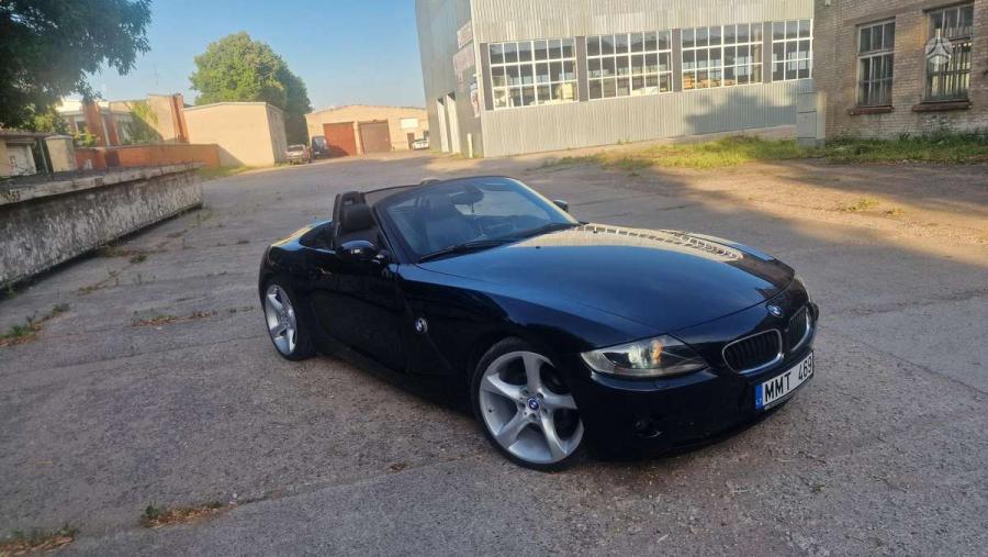 Black BMW Z4 2006 in Silute, with an engine capacity of 2.20 L and mileage of 166 thousand km for 8499 €, photo 1 on AUTOMOTO.COM.LV