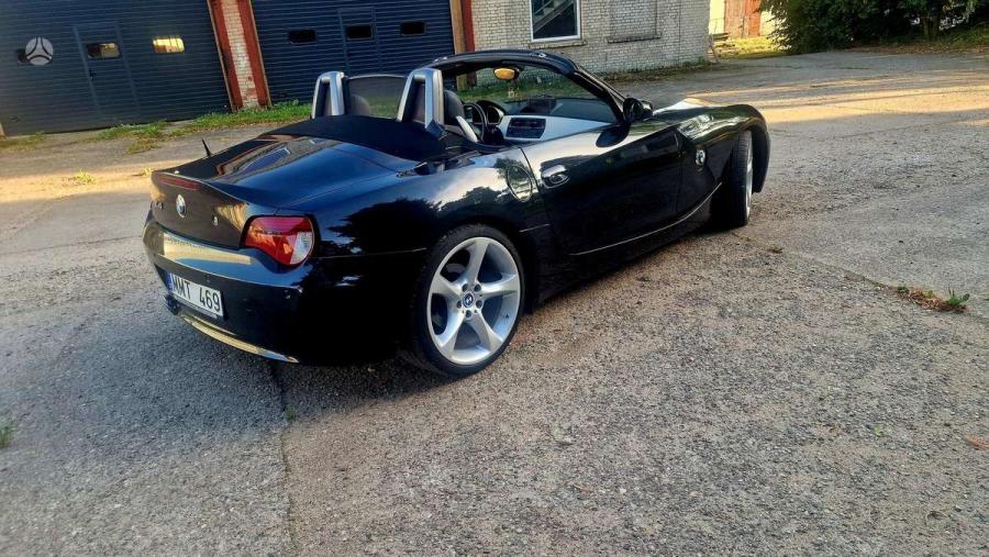 Black BMW Z4 2006 in Silute, with an engine capacity of 2.20 L and mileage of 166 thousand km for 8499 €, photo 5 on AUTOMOTO.COM.LV