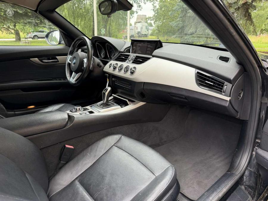 Black BMW Z4 2014 in Kaunas, with an engine capacity of 2.00 L and mileage of 167 thousand km for 9999 €, photo 19 on AUTOMOTO.COM.LV