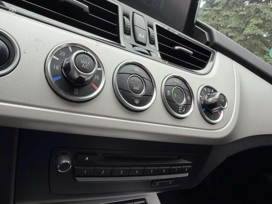 Black BMW Z4 2014 in Kaunas, with an engine capacity of 2.00 L and mileage of 167 thousand km for 9999 €, photo 20 on AUTOMOTO.COM.LV