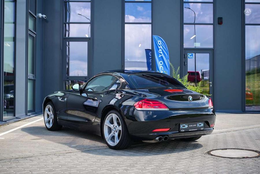 Black BMW Z4 2015 in Kaunas, with an engine capacity of 1.99 L and mileage of 222 thousand km for 15950 €, photo 13 on AUTOMOTO.COM.LV
