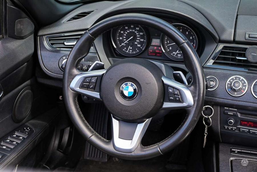Black BMW Z4 2015 in Kaunas, with an engine capacity of 1.99 L and mileage of 222 thousand km for 15950 €, photo 23 on AUTOMOTO.COM.LV