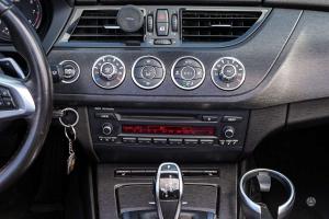 Black BMW Z4 2015 in Kaunas, with an engine capacity of 1.99 L and mileage of 222 thousand km for 15950 €, photo 25 on AUTOMOTO.COM.LV