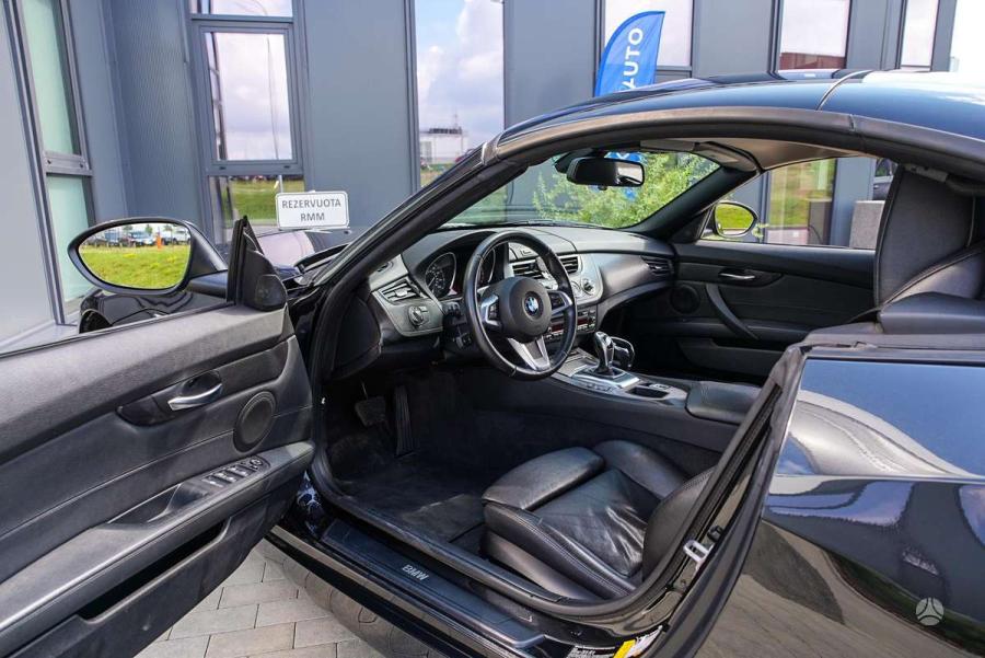 Black BMW Z4 2015 in Kaunas, with an engine capacity of 1.99 L and mileage of 222 thousand km for 15950 €, photo 27 on AUTOMOTO.COM.LV
