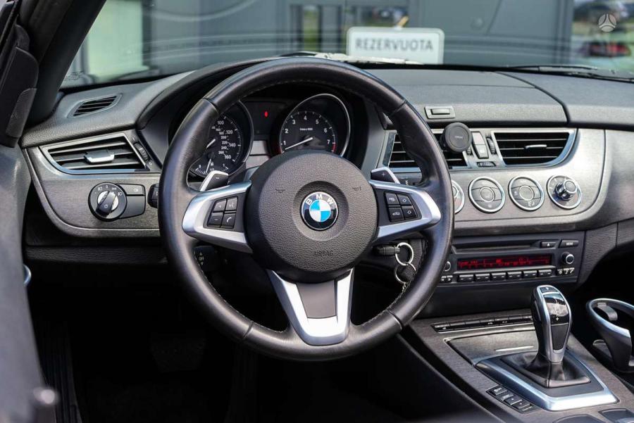 Black BMW Z4 2015 in Kaunas, with an engine capacity of 1.99 L and mileage of 222 thousand km for 15950 €, photo 31 on AUTOMOTO.COM.LV