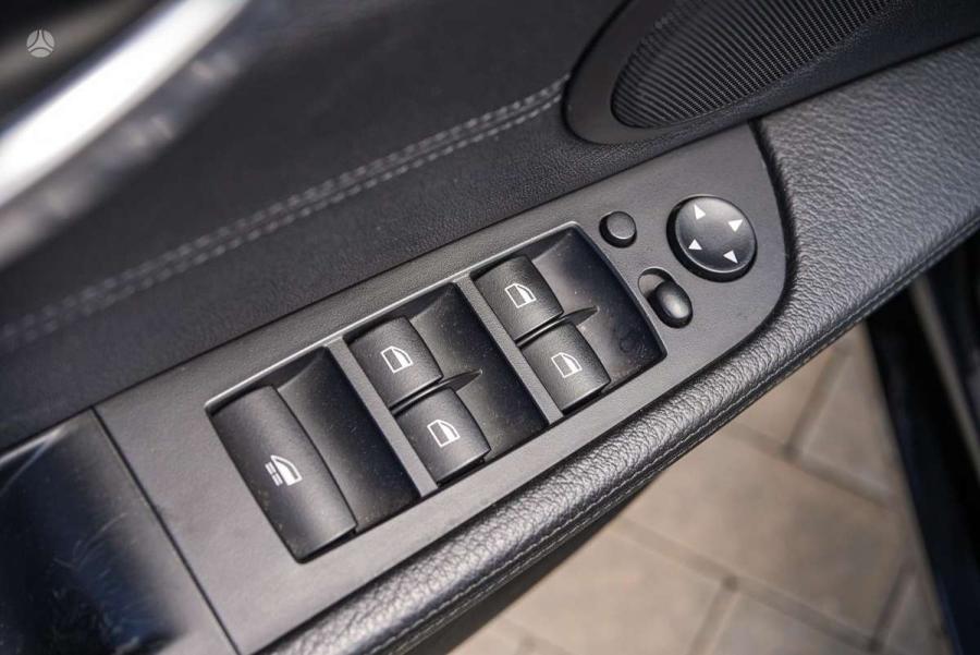 Black BMW Z4 2015 in Kaunas, with an engine capacity of 1.99 L and mileage of 222 thousand km for 15950 €, photo 39 on AUTOMOTO.COM.LV