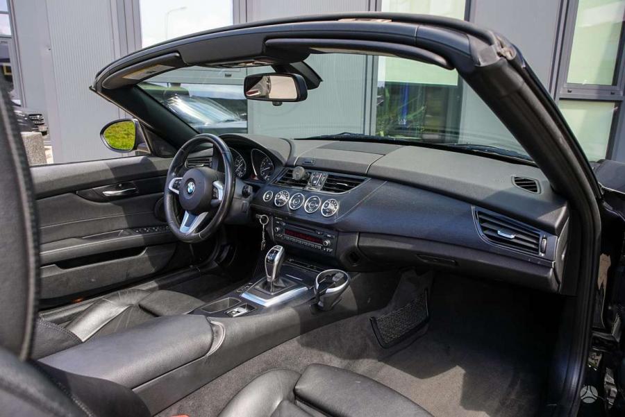 Black BMW Z4 2015 in Kaunas, with an engine capacity of 1.99 L and mileage of 222 thousand km for 15950 €, photo 43 on AUTOMOTO.COM.LV
