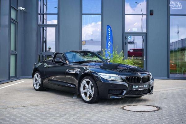 Black BMW Z4 2015 in Kaunas, with an engine capacity of 2.00 L and mileage of 222 thousand km for 15950 €, photo 1 on AUTOMOTO.COM.LV