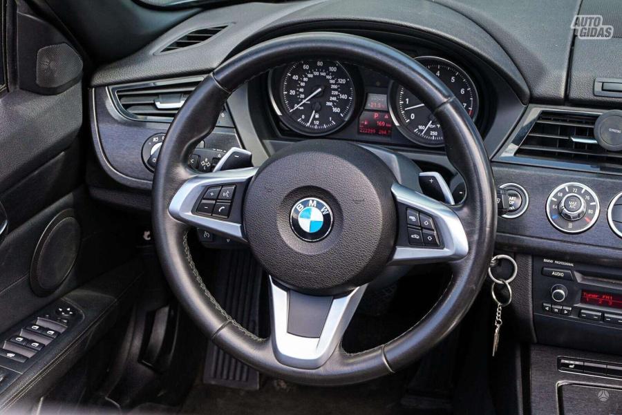 Black BMW Z4 2015 in Kaunas, with an engine capacity of 2.00 L and mileage of 222 thousand km for 15950 €, photo 23 on AUTOMOTO.COM.LV