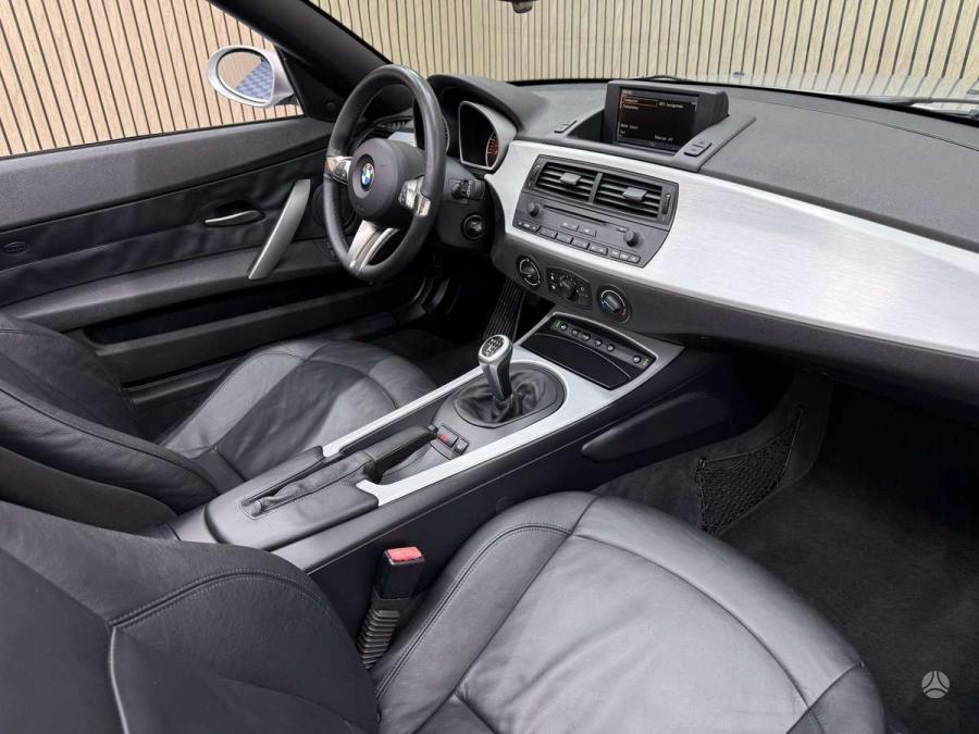 Pelēks BMW Z4 2007 Marijampole, ar dzinēja tilpumu 2.50 L un nobraukumu 210 tūkst. km par 7999 €, foto 28 vietnē AUTOMOTO.COM.LV