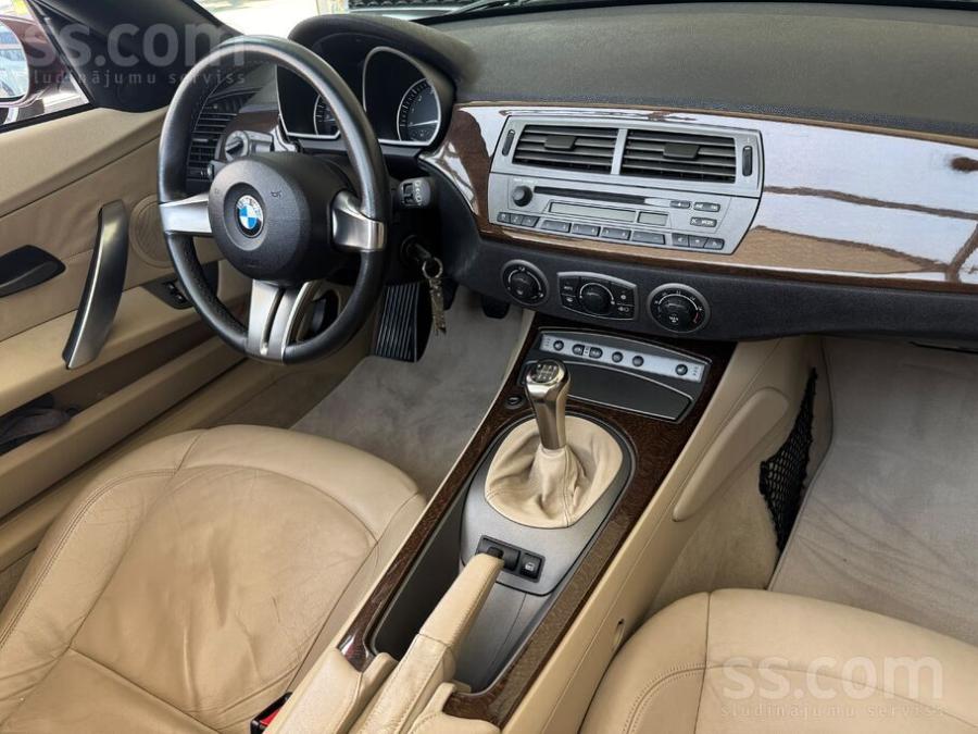 Red BMW Z4 2003 in Riga, with an engine capacity of 3.00 L and mileage of 64 thousand km for 18900 €, photo 11 on AUTOMOTO.COM.LV