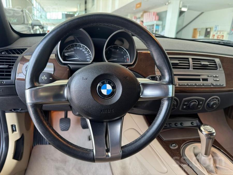 Red BMW Z4 2003 in Riga, with an engine capacity of 3.00 L and mileage of 64 thousand km for 18900 €, photo 17 on AUTOMOTO.COM.LV