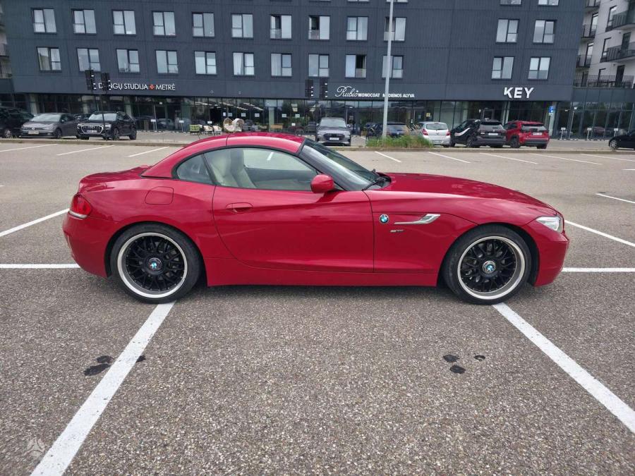 Red BMW Z4 2015 in Vilnius, with an engine capacity of 2.00 L and mileage of 111 thousand km for 14300 €, photo 7 on AUTOMOTO.COM.LV