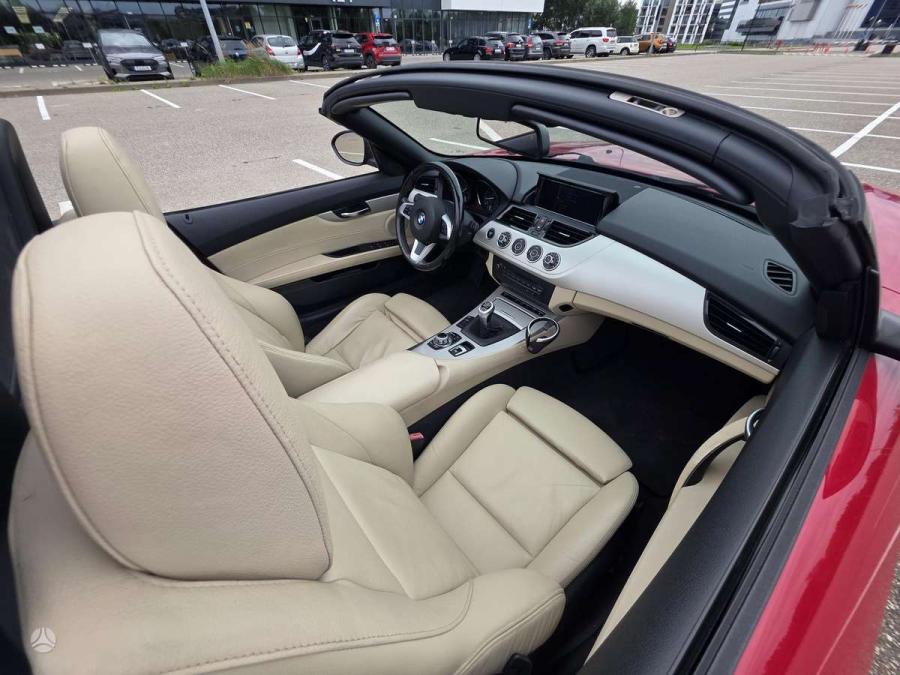 Red BMW Z4 2015 in Vilnius, with an engine capacity of 2.00 L and mileage of 111 thousand km for 14300 €, photo 14 on AUTOMOTO.COM.LV