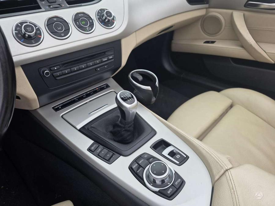 Red BMW Z4 2015 in Vilnius, with an engine capacity of 2.00 L and mileage of 111 thousand km for 14300 €, photo 16 on AUTOMOTO.COM.LV