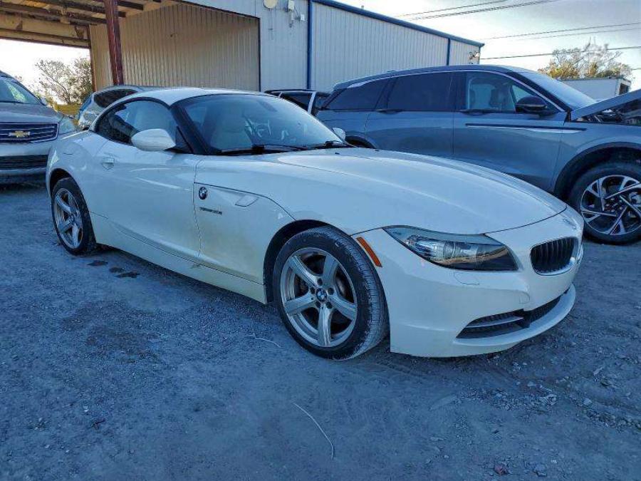 White BMW Z4 2010 in Klaipeda, with an engine capacity of 2.98 L and mileage of 220 thousand km for 9500 €, photo 2 on AUTOMOTO.COM.LV
